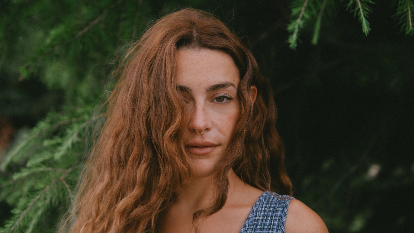 Eleni Drake 'I Don’t Not Love You' unveils a dusk live performance ...